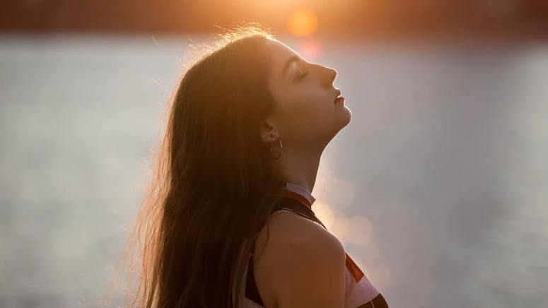 Sun Bleaching Hair: Do’s and Don’ts – Entirely Health